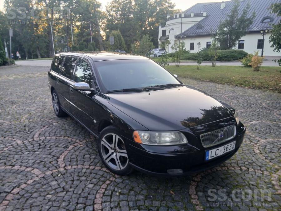 Black Volvo V70 2005 in Gulbene, with an engine capacity of 2.40 L and mileage of 449 thousand km for 1995 €, photo 1 on AUTOMOTO.COM.LV