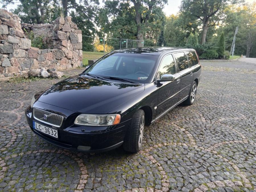Black Volvo V70 2005 in Gulbene, with an engine capacity of 2.40 L and mileage of 449 thousand km for 1995 €, photo 3 on AUTOMOTO.COM.LV