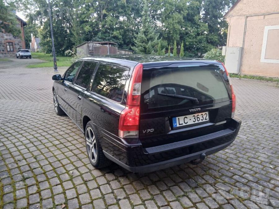 Black Volvo V70 2005 in Gulbene, with an engine capacity of 2.40 L and mileage of 449 thousand km for 1995 €, photo 12 on AUTOMOTO.COM.LV