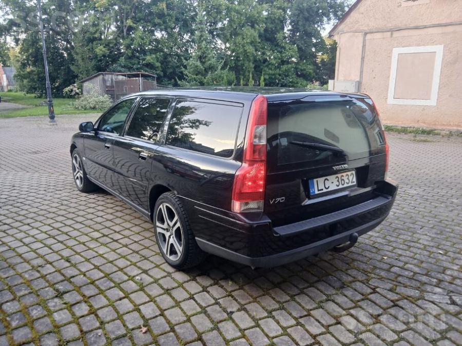 Black Volvo V70 2005 in Gulbene, with an engine capacity of 2.40 L and mileage of 449 thousand km for 1995 €, photo 14 on AUTOMOTO.COM.LV