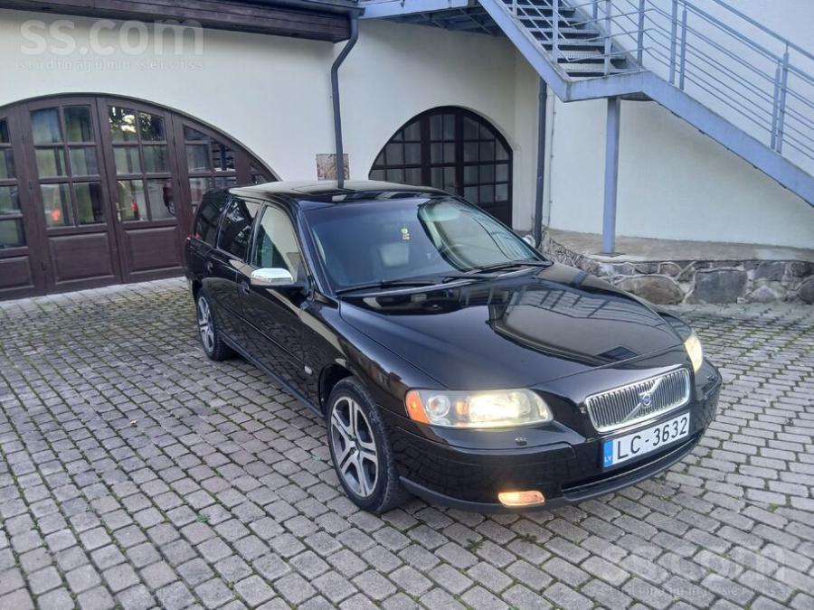 Black Volvo V70 2005 in Gulbene, with an engine capacity of 2.40 L and mileage of 449 thousand km for 1995 €, photo 20 on AUTOMOTO.COM.LV