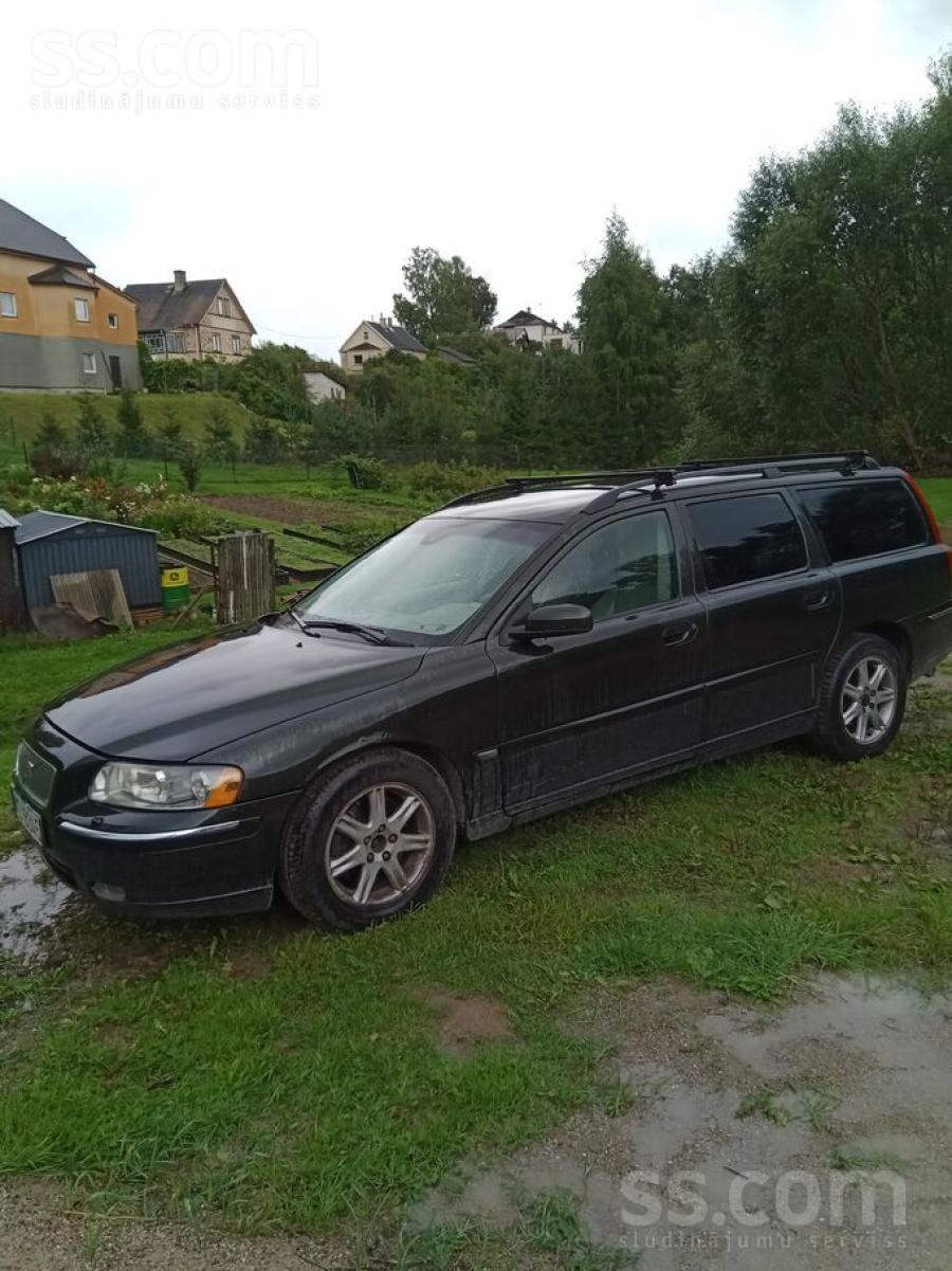 Black Volvo V70 2005 in Riga, with an engine capacity of 2.40 L and mileage of 400 thousand km for 1050 €, photo 1 on AUTOMOTO.COM.LV