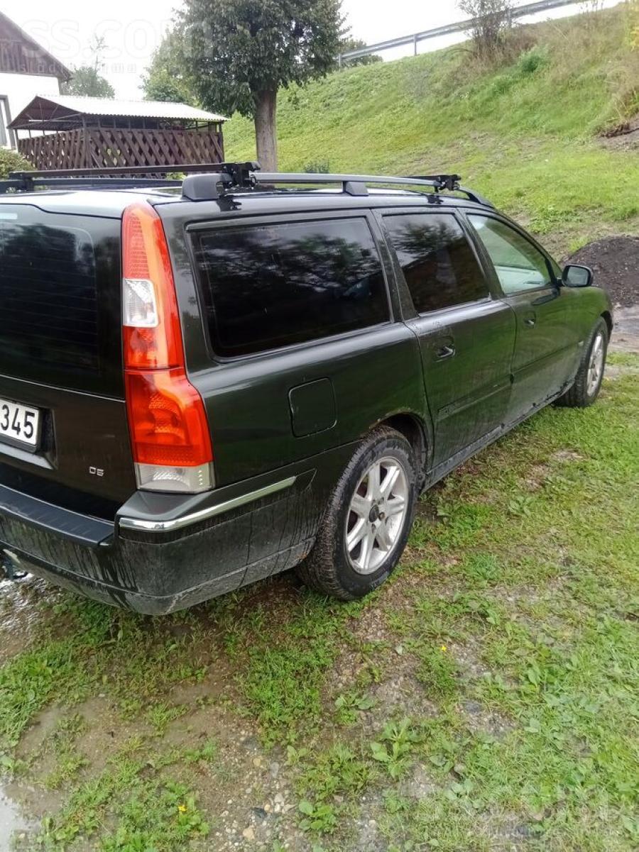 Black Volvo V70 2005 in Riga, with an engine capacity of 2.40 L and mileage of 400 thousand km for 1050 €, photo 3 on AUTOMOTO.COM.LV