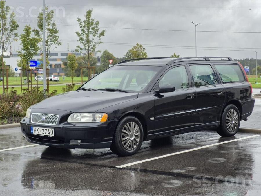 Black Volvo V70 2005 in Riga, with an engine capacity of 2.40 L and mileage of 360 thousand km for 1750 €, photo 1 on AUTOMOTO.COM.LV