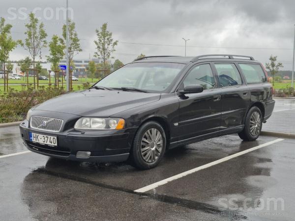 Black Volvo V70 2005 in Riga, with an engine capacity of 2.40 L and mileage of 360 thousand km for 1750 €, photo 4 on AUTOMOTO.COM.LV