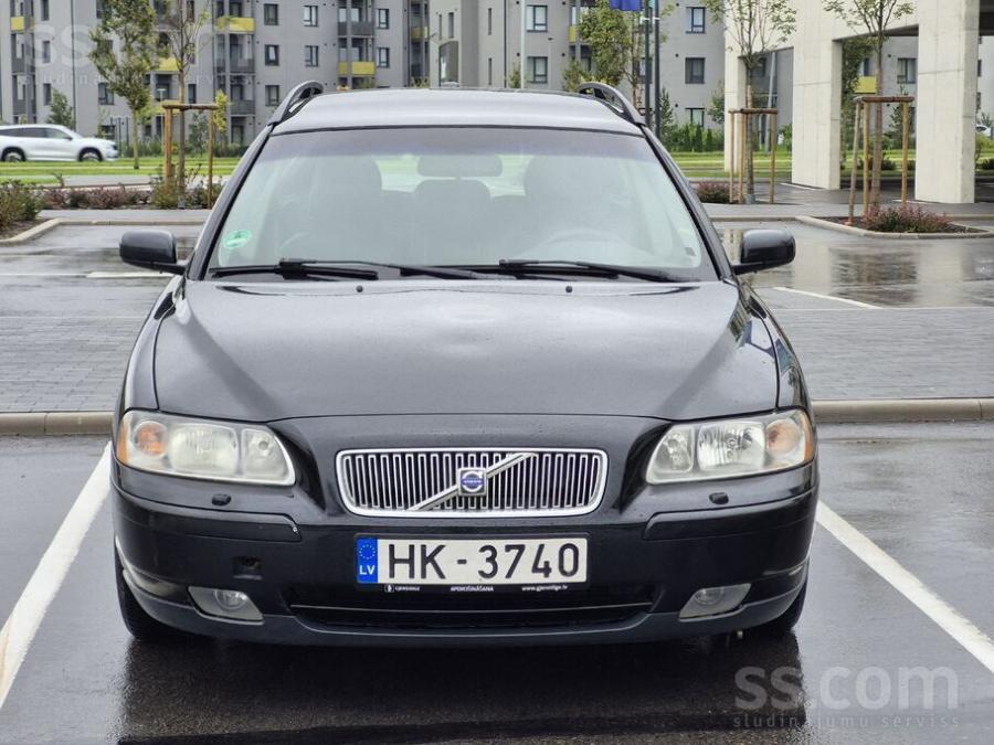 Black Volvo V70 2005 in Riga, with an engine capacity of 2.40 L and mileage of 360 thousand km for 1750 €, photo 8 on AUTOMOTO.COM.LV