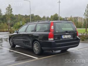 Black Volvo V70 2005 in Riga, with an engine capacity of 2.40 L and mileage of 360 thousand km for 1750 €, photo 9 on AUTOMOTO.COM.LV