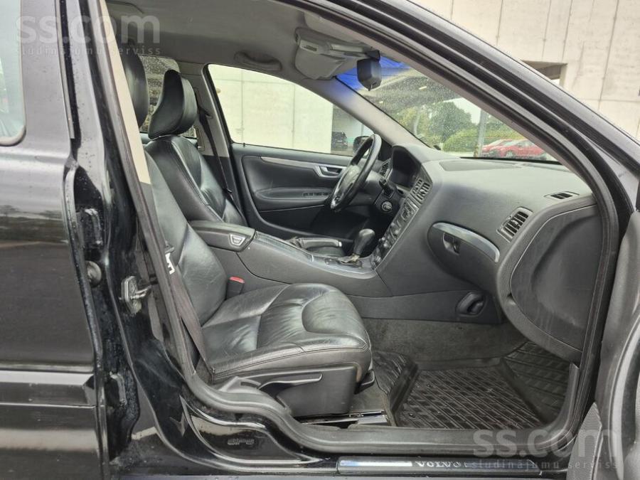 Black Volvo V70 2005 in Riga, with an engine capacity of 2.40 L and mileage of 360 thousand km for 1750 €, photo 16 on AUTOMOTO.COM.LV