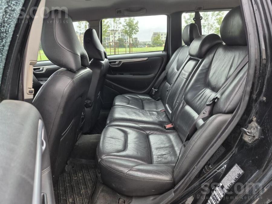 Black Volvo V70 2005 in Riga, with an engine capacity of 2.40 L and mileage of 360 thousand km for 1750 €, photo 18 on AUTOMOTO.COM.LV