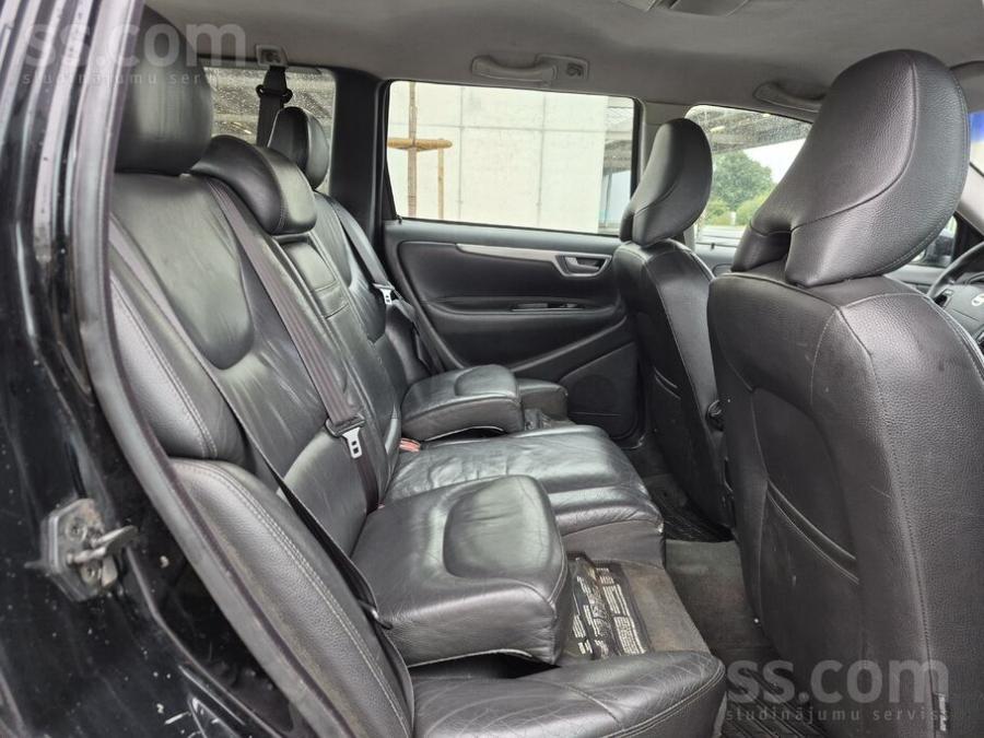 Black Volvo V70 2005 in Riga, with an engine capacity of 2.40 L and mileage of 360 thousand km for 1750 €, photo 19 on AUTOMOTO.COM.LV