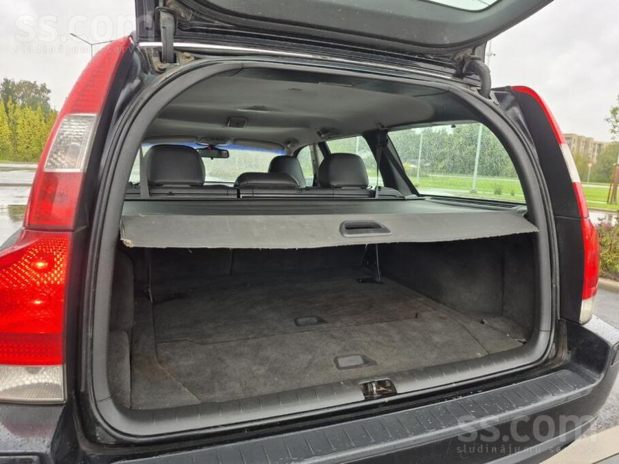 Black Volvo V70 2005 in Riga, with an engine capacity of 2.40 L and mileage of 360 thousand km for 1750 €, photo 20 on AUTOMOTO.COM.LV