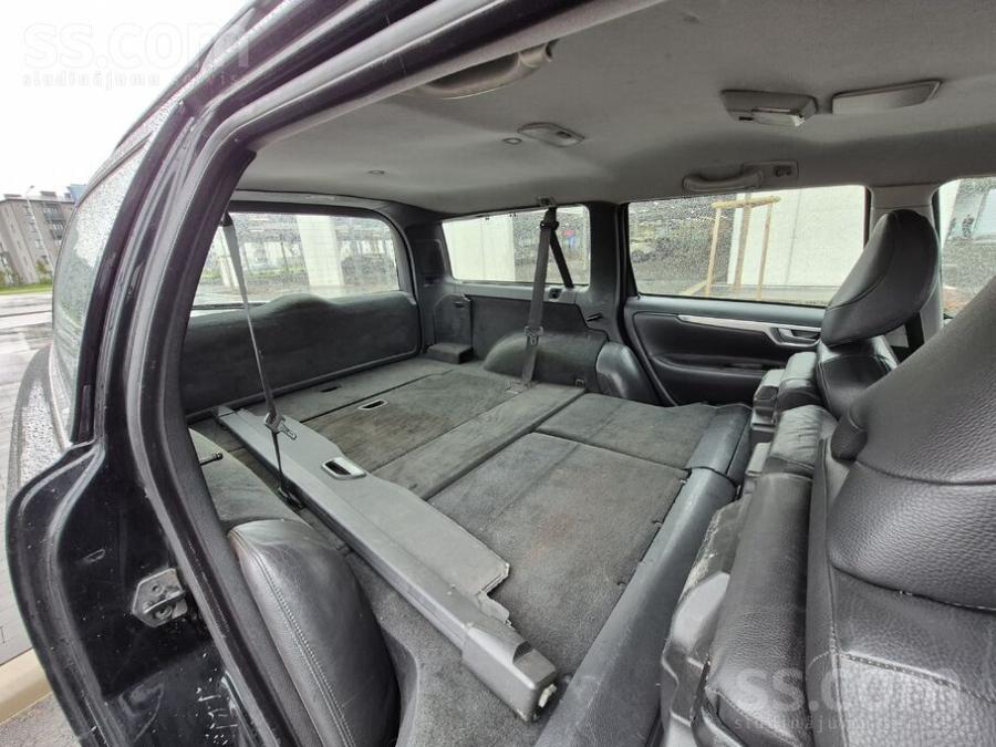 Black Volvo V70 2005 in Riga, with an engine capacity of 2.40 L and mileage of 360 thousand km for 1750 €, photo 22 on AUTOMOTO.COM.LV