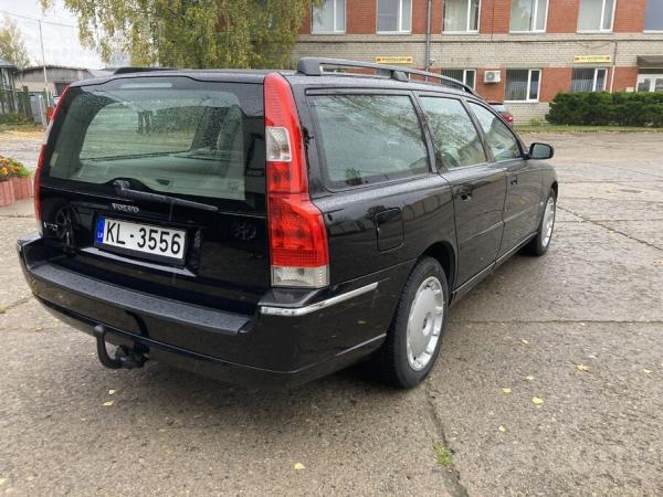 Black Volvo V70 2005 in Riga, with an engine capacity of 2.40 L and mileage of 316 thousand km for 2750 €, photo 5 on AUTOMOTO.COM.LV