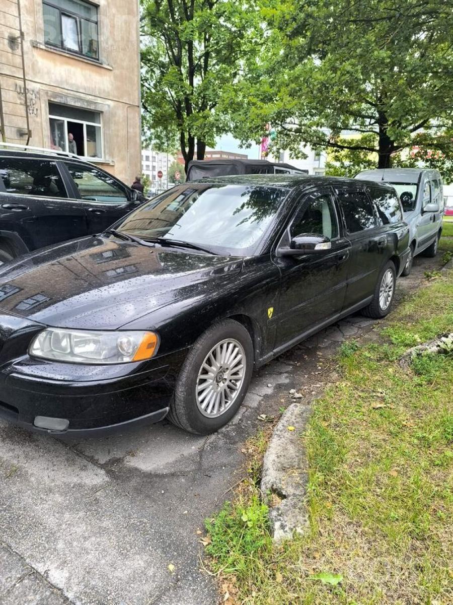 Melns Volvo V70 2006 Rīga, ar dzinēja tilpumu 2.40 L un nobraukumu 330 tūkst. km par 3250 €, foto 2 vietnē AUTOMOTO.COM.LV