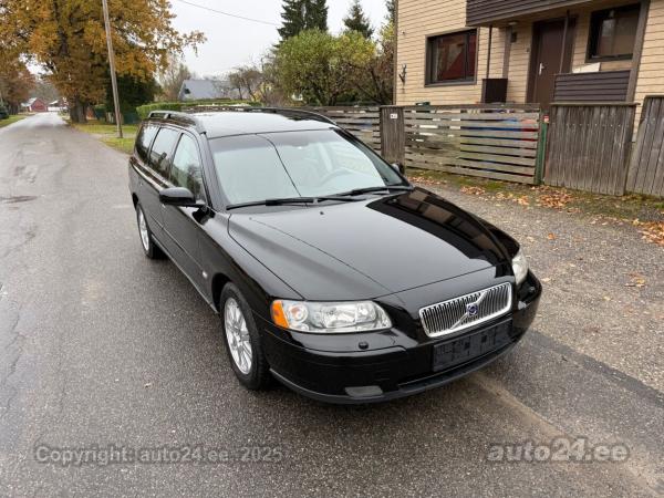 Black Volvo V70 2006 in Tallinn, with an engine capacity of 2.40 L and mileage of 325 thousand km for 3990 €, photo 11 on AUTOMOTO.COM.LV