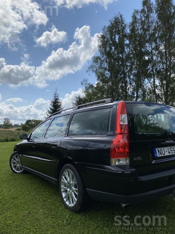 Black Volvo V70 2006 in Riga, with an engine capacity of 2.40 L and mileage of 282 thousand km for 3950 €, photo 4 on AUTOMOTO.COM.LV