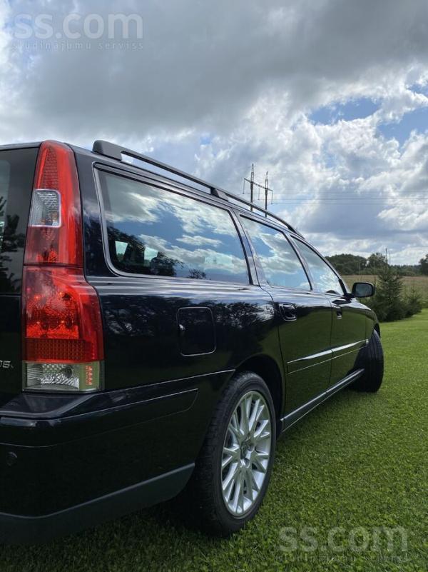 Black Volvo V70 2006 in Riga, with an engine capacity of 2.40 L and mileage of 282 thousand km for 3950 €, photo 5 on AUTOMOTO.COM.LV