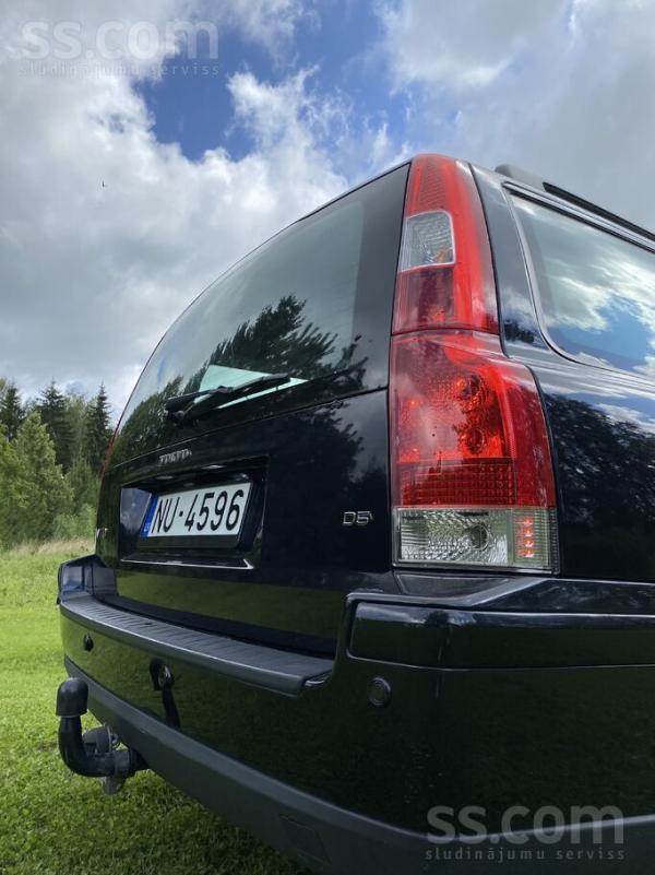 Black Volvo V70 2006 in Riga, with an engine capacity of 2.40 L and mileage of 282 thousand km for 3950 €, photo 7 on AUTOMOTO.COM.LV