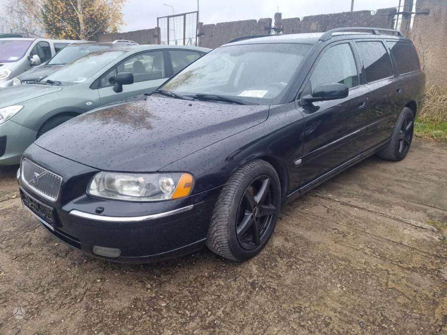 Black Volvo V70 2006 in Utena, with an engine capacity of 2.40 L and mileage of 361 thousand km for 3650 €, photo 1 on AUTOMOTO.COM.LV