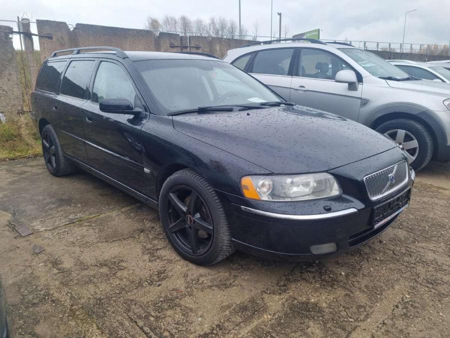 Black Volvo V70 2006 in Utena, with an engine capacity of 2.40 L and mileage of 361 thousand km for 3650 €, photo 2 on AUTOMOTO.COM.LV