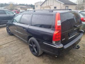 Black Volvo V70 2006 in Utena, with an engine capacity of 2.40 L and mileage of 361 thousand km for 3650 €, photo 4 on AUTOMOTO.COM.LV
