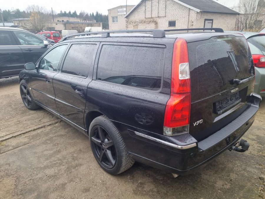 Black Volvo V70 2006 in Utena, with an engine capacity of 2.40 L and mileage of 361 thousand km for 3650 €, photo 4 on AUTOMOTO.COM.LV