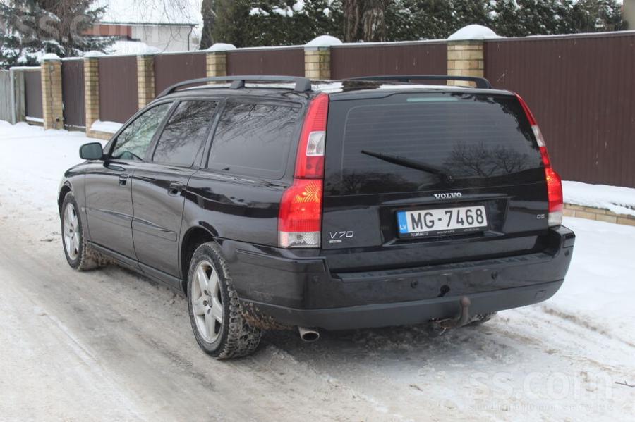 Black Volvo V70 2006 in Riga, with an engine capacity of 2.40 L and mileage of 365 thousand km for 1999 €, photo 3 on AUTOMOTO.COM.LV