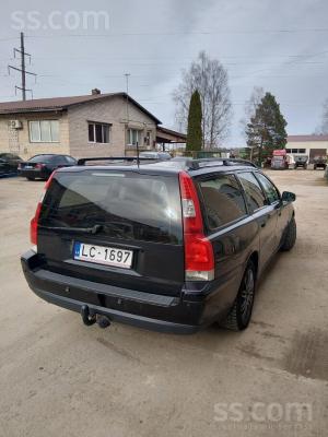 Black Volvo V70 2006 in Riga, with an engine capacity of 2.40 L and mileage of 387 thousand km for 2200 €, photo 4 on AUTOMOTO.COM.LV