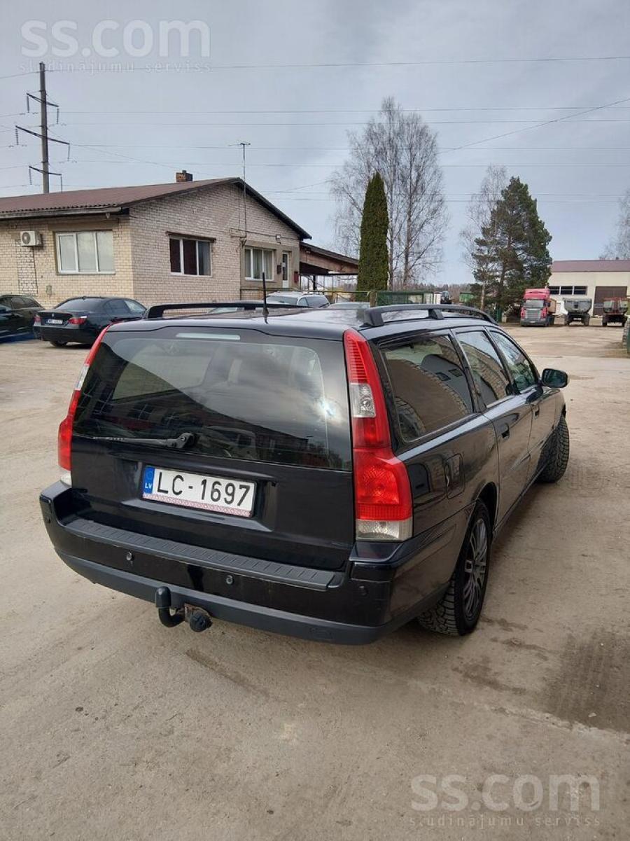 Black Volvo V70 2006 in Riga, with an engine capacity of 2.40 L and mileage of 387 thousand km for 2200 €, photo 4 on AUTOMOTO.COM.LV