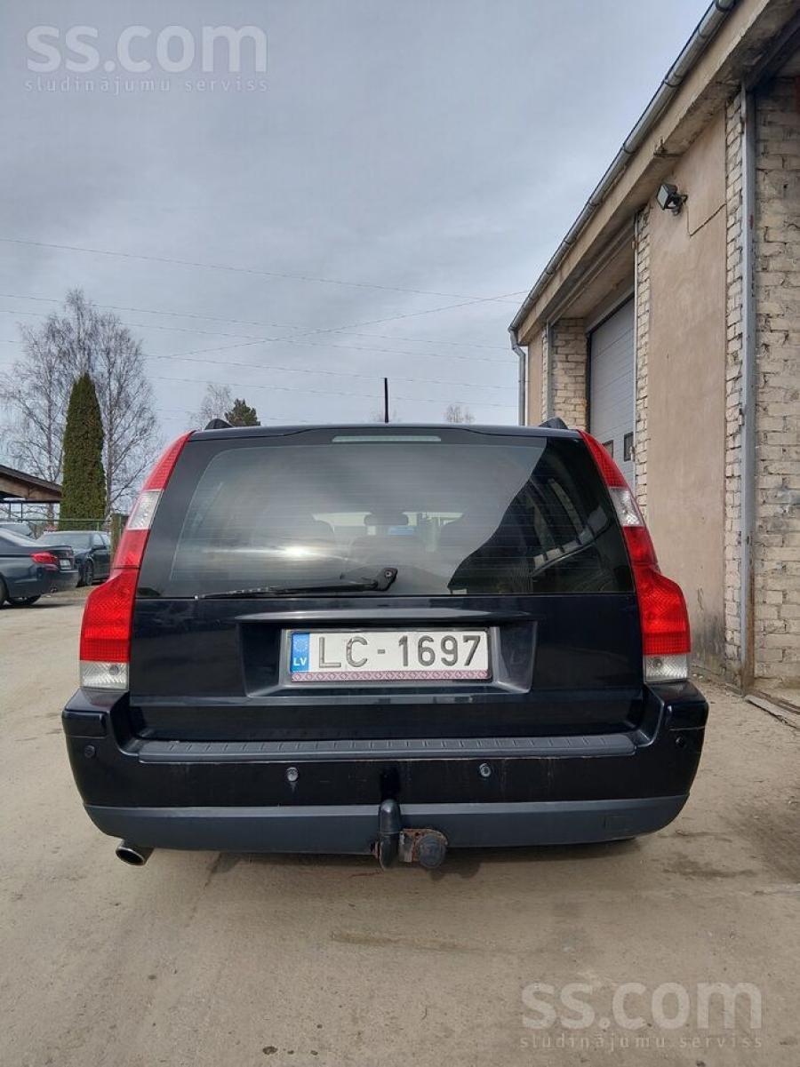 Black Volvo V70 2006 in Riga, with an engine capacity of 2.40 L and mileage of 387 thousand km for 2200 €, photo 6 on AUTOMOTO.COM.LV