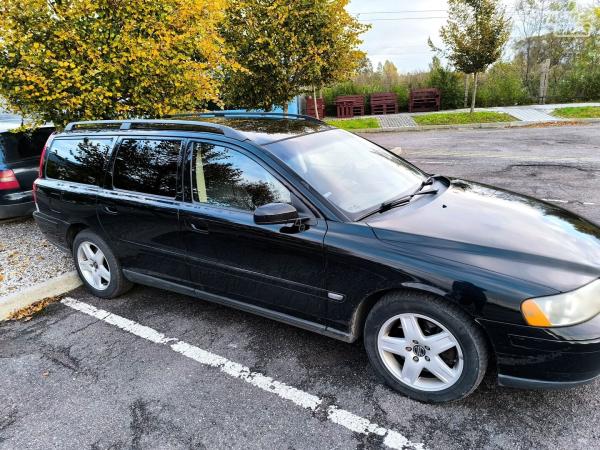 Black Volvo V70 2006 in Kretinga, with an engine capacity of 2.40 L and mileage of 253 thousand km for 2000 €, photo 3 on AUTOMOTO.COM.LV