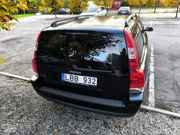 Black Volvo V70 2006 in Kretinga, with an engine capacity of 2.40 L and mileage of 253 thousand km for 2000 €, photo 4 on AUTOMOTO.COM.LV