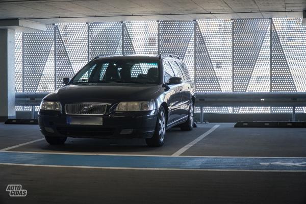 Black Volvo V70 2006 in Vilnius, with an engine capacity of 2.40 L and mileage of 320 thousand km for 1600 €, photo 1 on AUTOMOTO.COM.LV