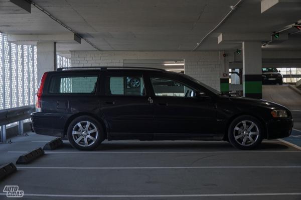 Black Volvo V70 2006 in Vilnius, with an engine capacity of 2.40 L and mileage of 320 thousand km for 1600 €, photo 4 on AUTOMOTO.COM.LV