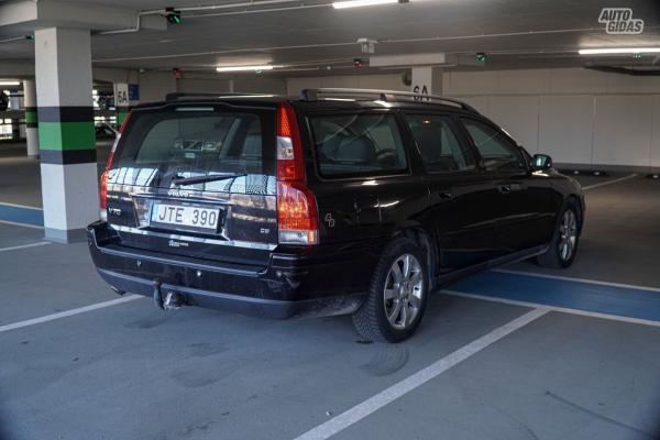 Black Volvo V70 2006 in Vilnius, with an engine capacity of 2.40 L and mileage of 320 thousand km for 1600 €, photo 6 on AUTOMOTO.COM.LV