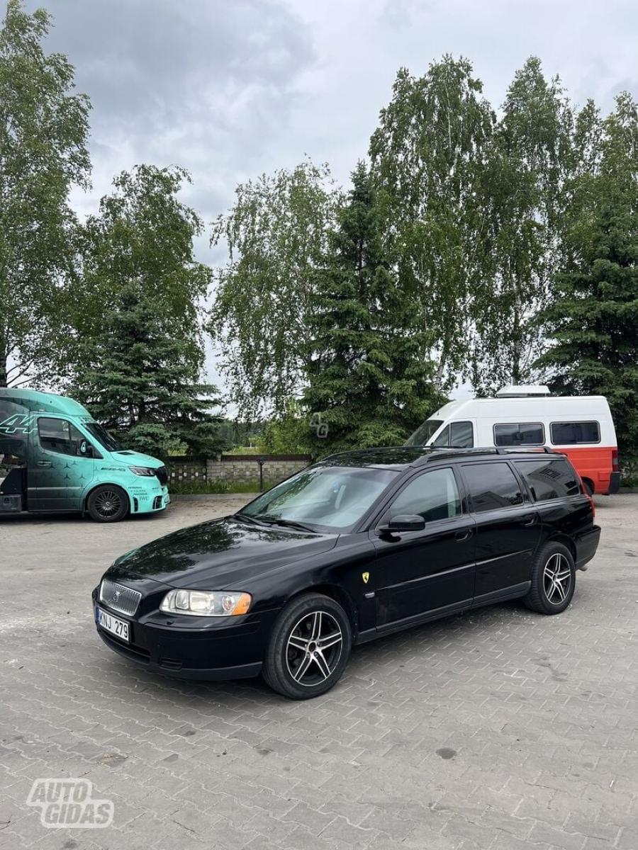 Black Volvo V70 2006 in Vilnius, with an engine capacity of 2.40 L and mileage of 393 thousand km for 2100 €, photo 1 on AUTOMOTO.COM.LV