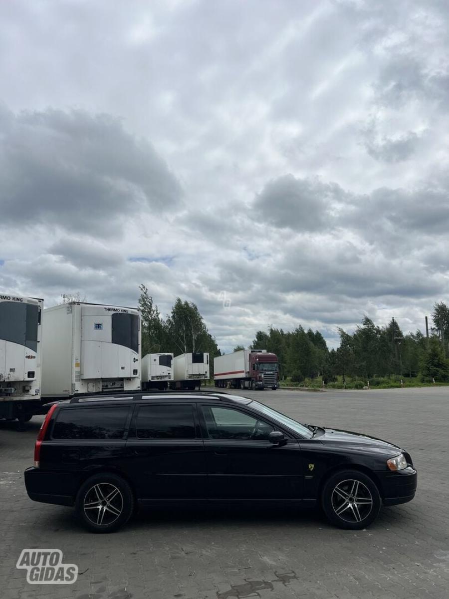 Black Volvo V70 2006 in Vilnius, with an engine capacity of 2.40 L and mileage of 393 thousand km for 2100 €, photo 4 on AUTOMOTO.COM.LV
