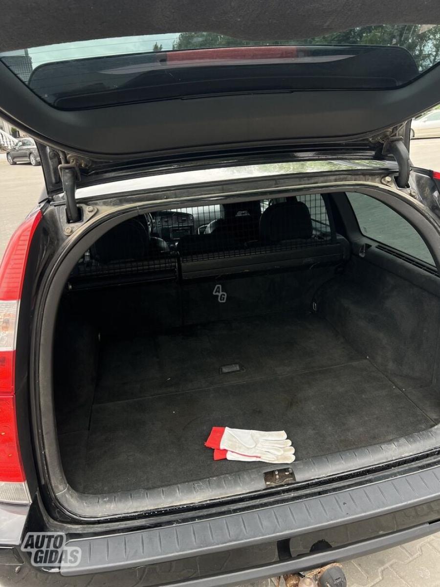 Black Volvo V70 2006 in Vilnius, with an engine capacity of 2.40 L and mileage of 393 thousand km for 2100 €, photo 11 on AUTOMOTO.COM.LV
