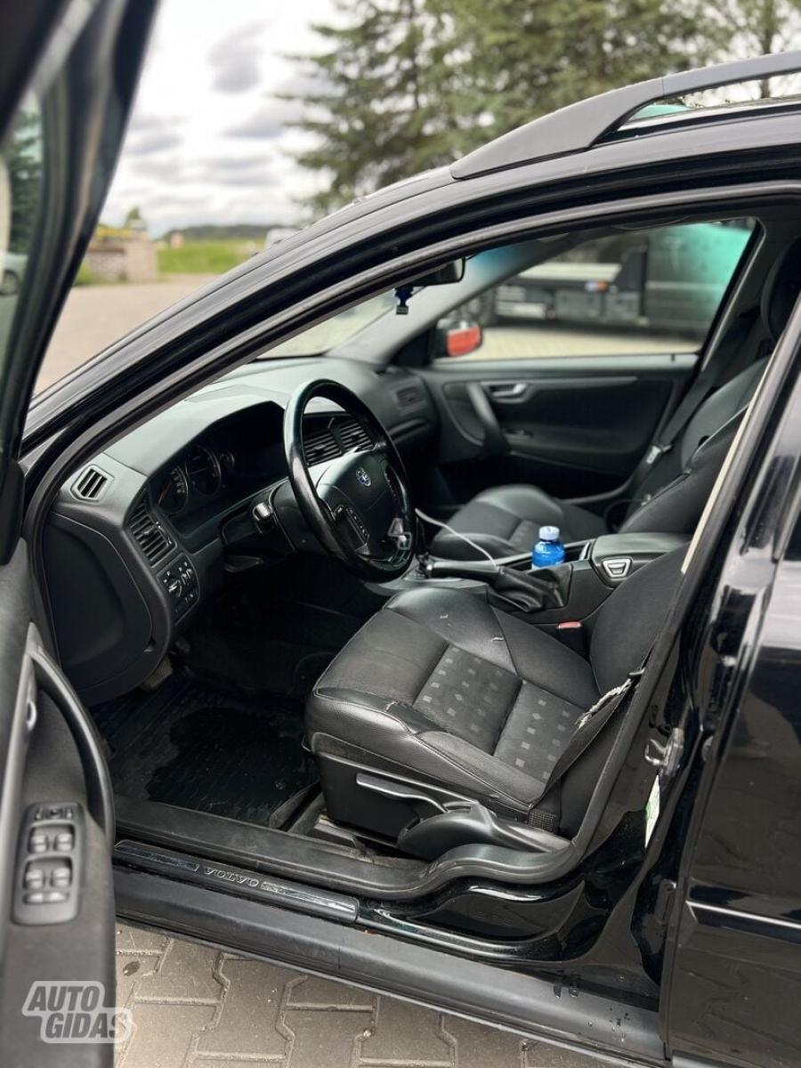 Black Volvo V70 2006 in Vilnius, with an engine capacity of 2.40 L and mileage of 393 thousand km for 2100 €, photo 14 on AUTOMOTO.COM.LV