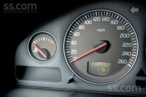 Black Volvo V70 2006 in Riga, with an engine capacity of 2.40 L and mileage of 335 thousand km for 3599 €, photo 3 on AUTOMOTO.COM.LV