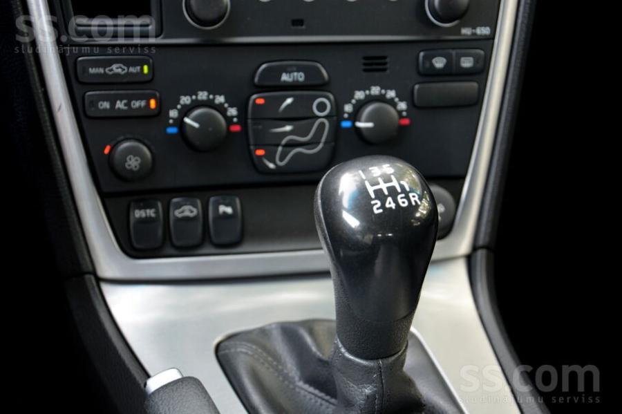 Black Volvo V70 2006 in Riga, with an engine capacity of 2.40 L and mileage of 335 thousand km for 3599 €, photo 10 on AUTOMOTO.COM.LV