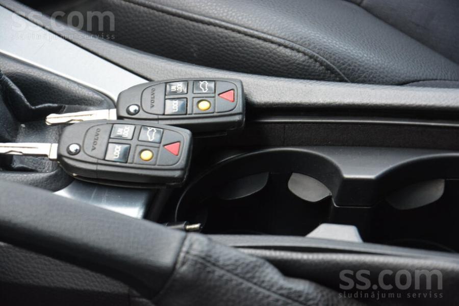 Black Volvo V70 2006 in Riga, with an engine capacity of 2.40 L and mileage of 335 thousand km for 3599 €, photo 22 on AUTOMOTO.COM.LV