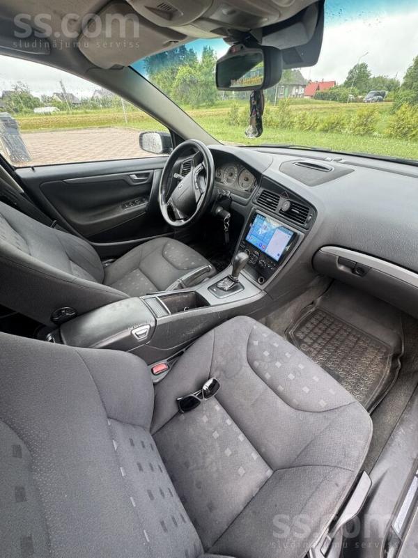 Black Volvo V70 2006 in Rezekne, with an engine capacity of 2.40 L and mileage of 425 thousand km for 2500 €, photo 5 on AUTOMOTO.COM.LV