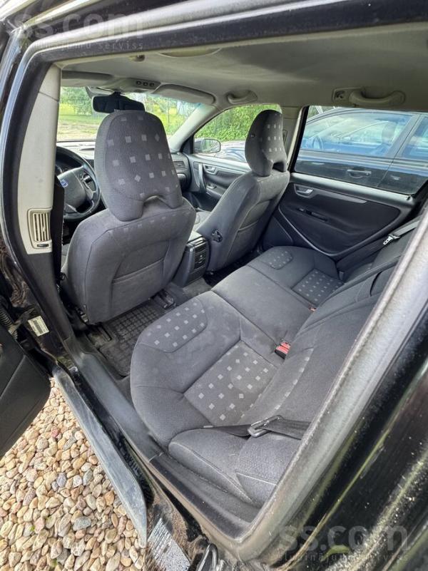 Black Volvo V70 2006 in Rezekne, with an engine capacity of 2.40 L and mileage of 425 thousand km for 2500 €, photo 8 on AUTOMOTO.COM.LV