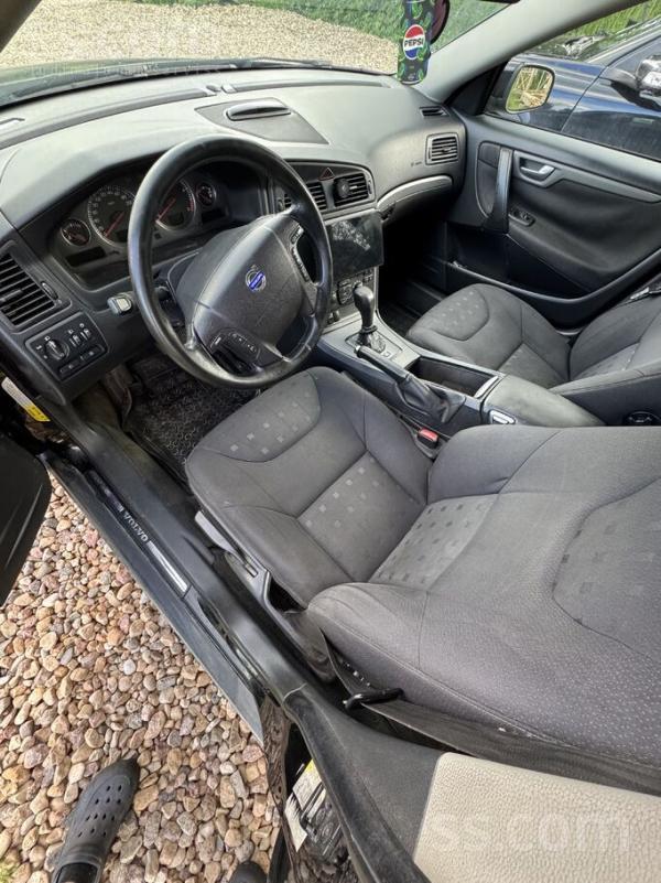 Black Volvo V70 2006 in Rezekne, with an engine capacity of 2.40 L and mileage of 425 thousand km for 2500 €, photo 9 on AUTOMOTO.COM.LV