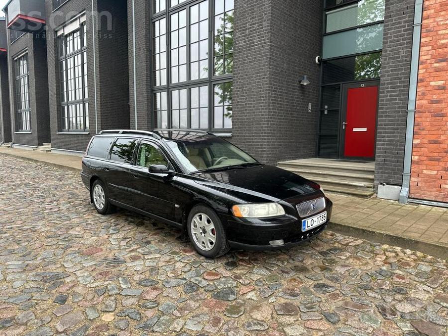 Black Volvo V70 2006 in Riga, with an engine capacity of 2.40 L and mileage of 316 thousand km for 2300 €, photo 1 on AUTOMOTO.COM.LV