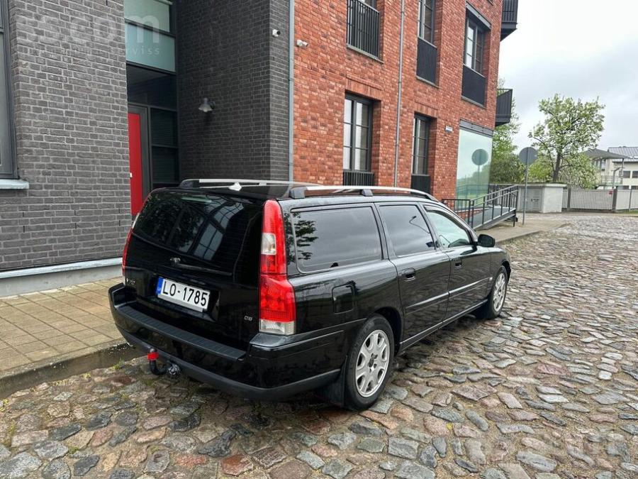 Black Volvo V70 2006 in Riga, with an engine capacity of 2.40 L and mileage of 316 thousand km for 2300 €, photo 5 on AUTOMOTO.COM.LV