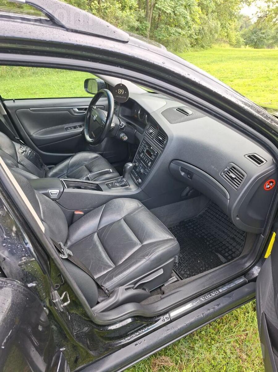 Melns Volvo V70 2006 Jelgava, ar dzinēja tilpumu 2.40 L un nobraukumu 0 tūkst. km par 1000 €, foto 7 vietnē AUTOMOTO.COM.LV