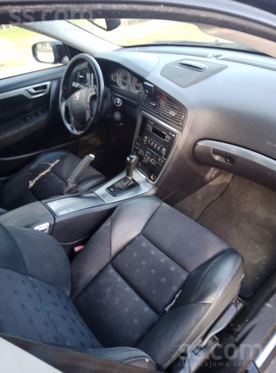 Melns Volvo V70 2006 Jēkabpils, ar dzinēja tilpumu 2.40 L un nobraukumu 330 tūkst. km par 1100 €, foto 3 vietnē AUTOMOTO.COM.LV