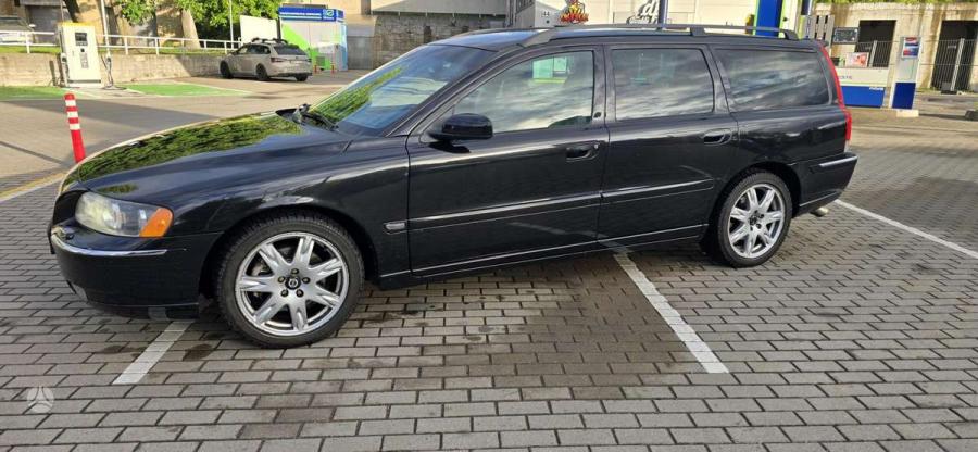 Black Volvo V70 2006 in Vilnius, with an engine capacity of 2.40 L and mileage of 313 thousand km for 2550 €, photo 3 on AUTOMOTO.COM.LV